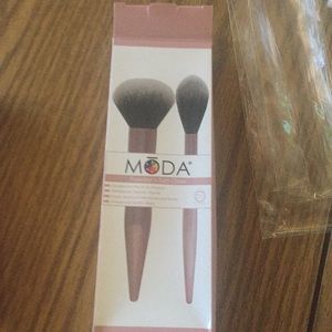 Moda | Makeup | New Bundle Brushes Mask Lip Gloss | Poshmark